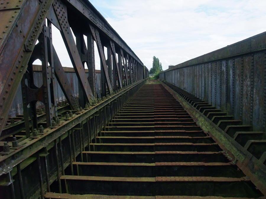 Old﻿ railway viaduct saves long round-trip | Lincoln | cycle.travel